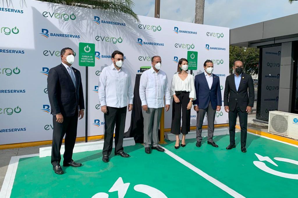 Banreservas instala estaciones de carga Evergo para vehículos ...