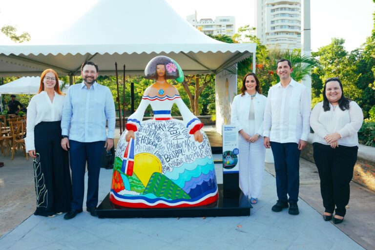 Menina Dominicana Quisqueya la Bella en el Mirador Sur